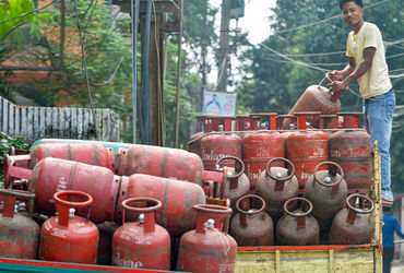 LPG ગ્રાહકો આવી ભૂલ ન કરતાં નહીંતર ખાતું થઈ જશે ખાલી, કંપનીઓએ ઍલર્ટ ...